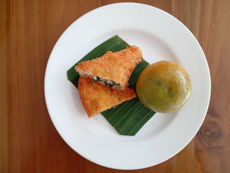 PMT balita (roti goreng isi rougeut ayam dan buah jeruk )