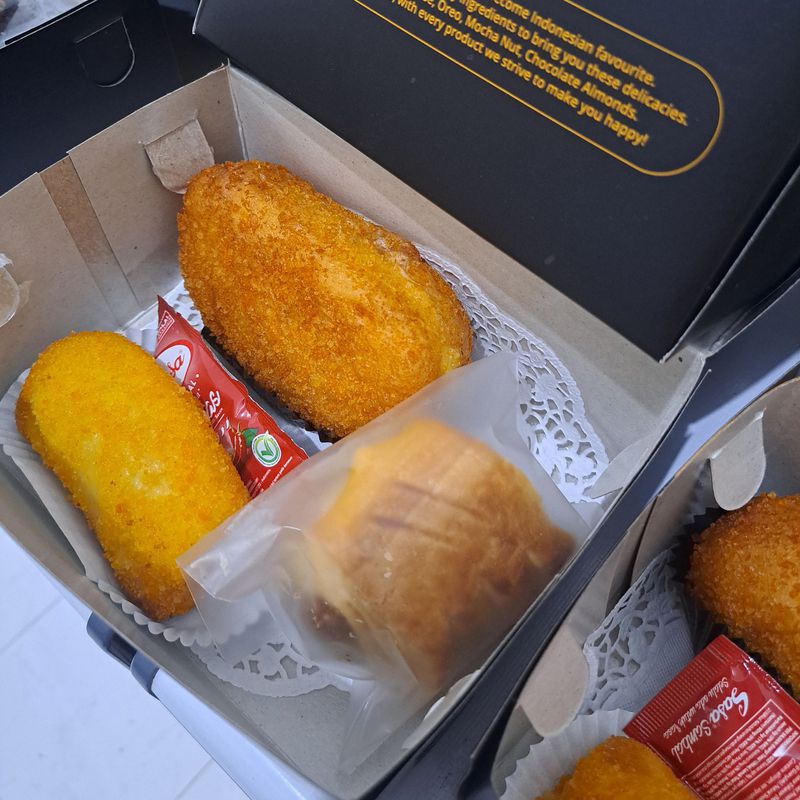 Snackbox Panada, Goreng Tuna, Risolmayo, Puff Kacang