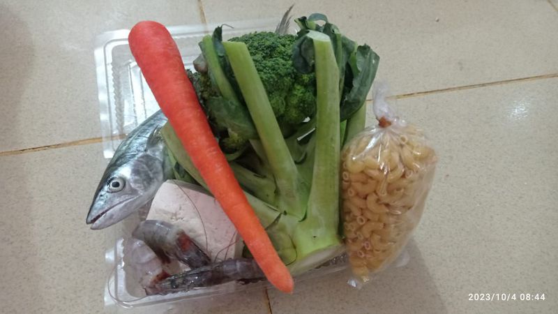 Menu balita 2 : nugget udang +tahu + sop bola-bola ikan +wortel ...