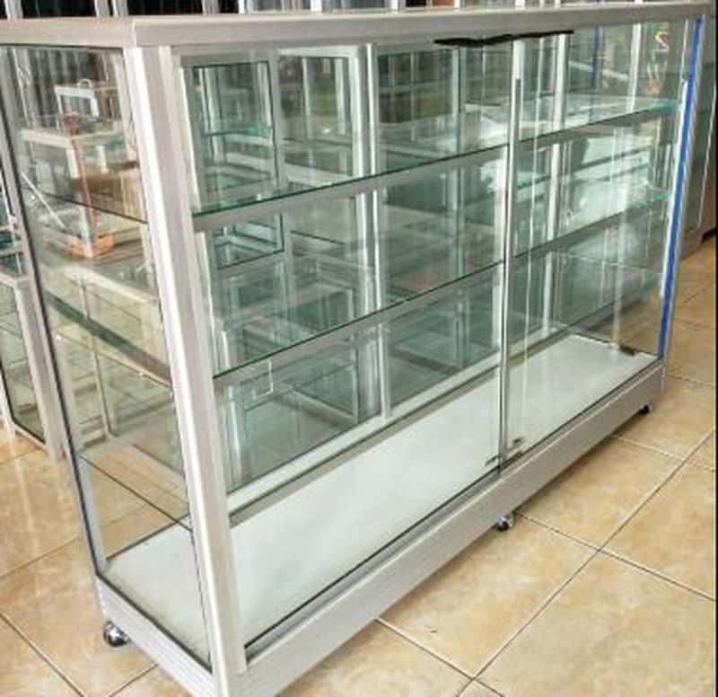 Etalase Kaca