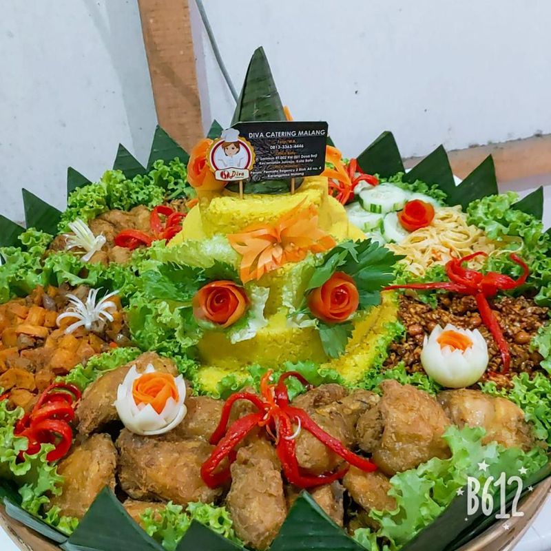 Tumpeng nasi putih dan nasi kuning
