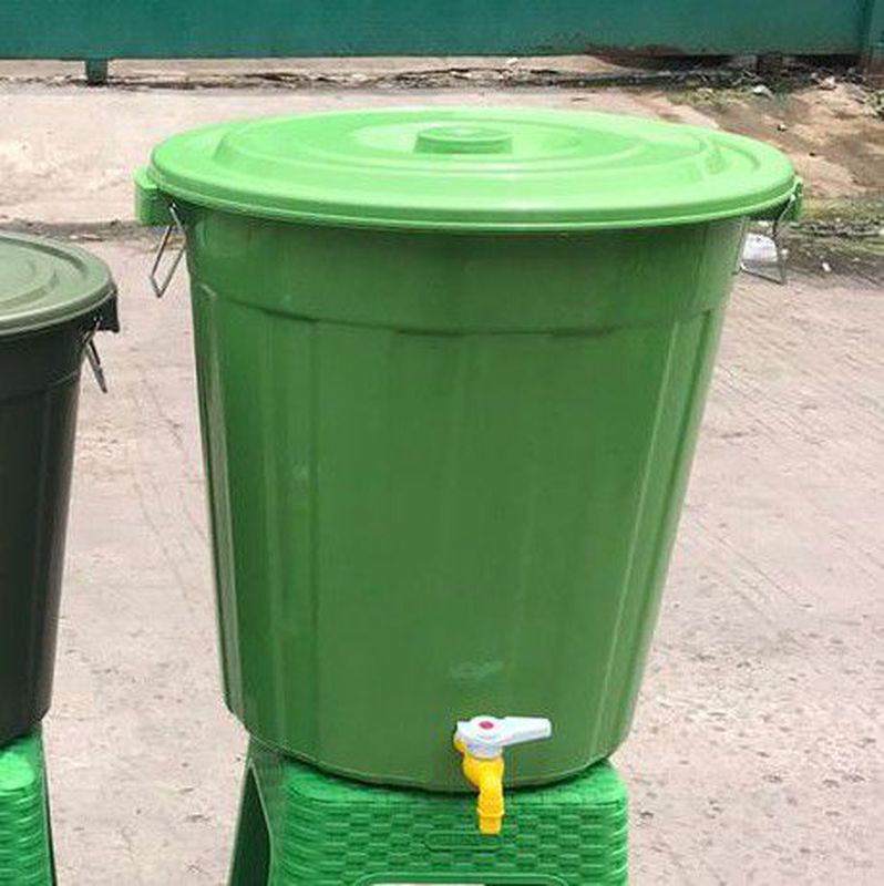 Ember penampung dengan kran besar