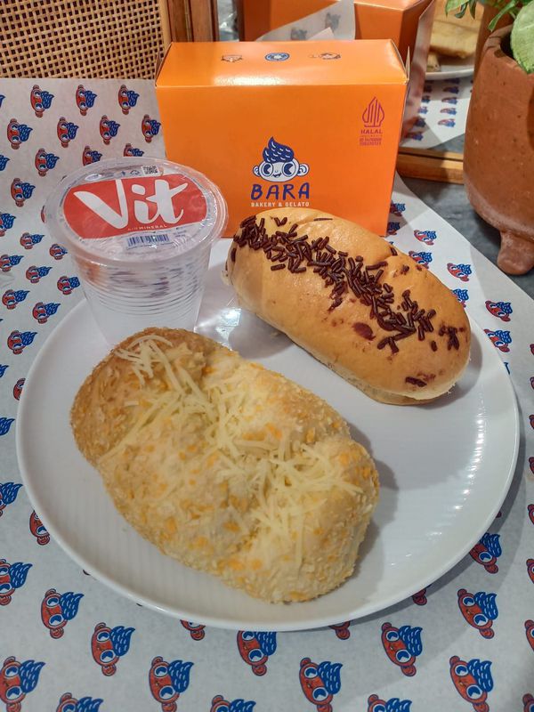 Bara Bakery - Paket Medium 1 (Roti Coklat+ Roti Keju + Aqua)