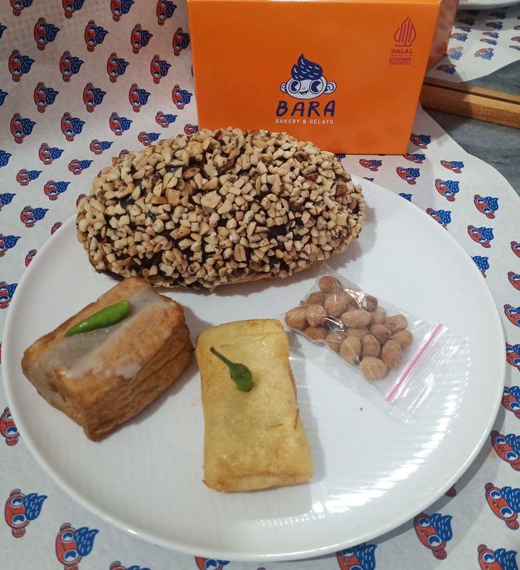 Bara Bakery - Paket Medium 4 ( Roti Choconut + 2pcs Jajan Pasar + Klitikan)