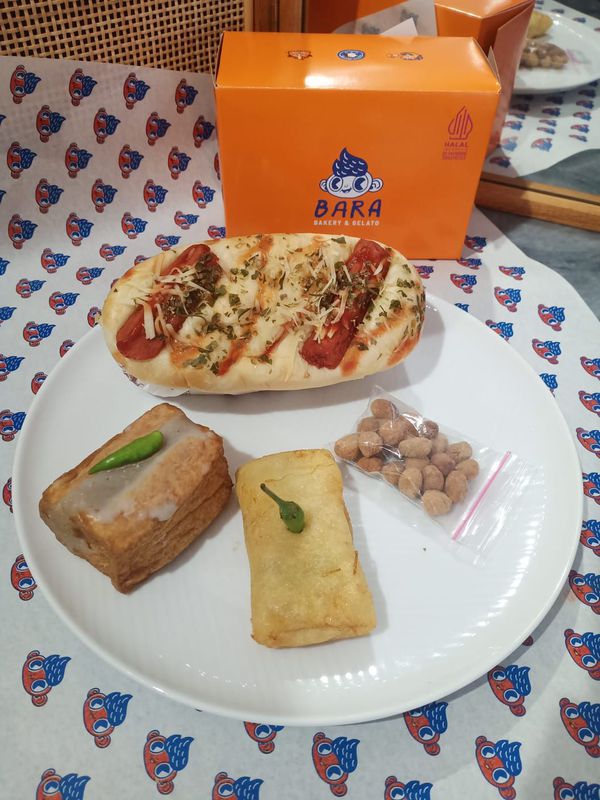 Bara Bakery - Paket Medium 7 ( Roti Sausage Boat + 2pcs Jajan Pasar ...