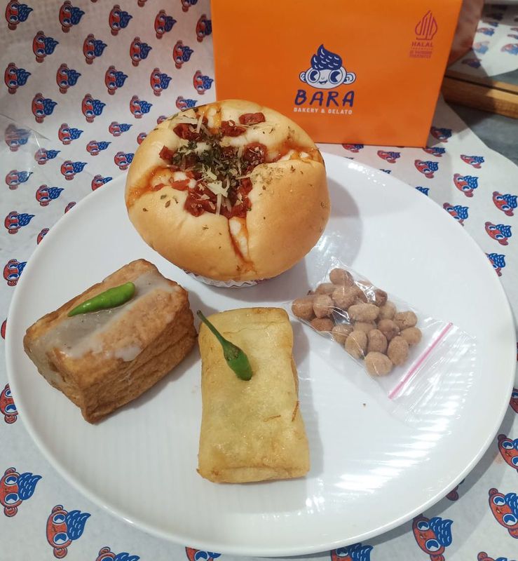 Bara Bakery - Paket Medium 3 ( Roti Beef Pedas + 2pcs Jajan Pasar ...