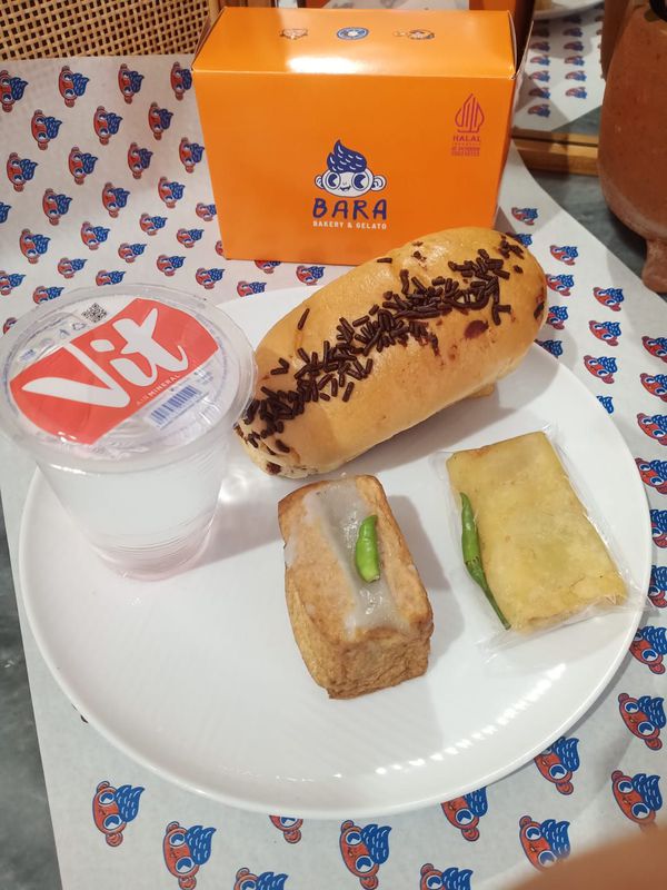Bara Bakery - Paket Reguler 2 (Roti Coklat + 2pcs Jajan Pasar + Aqua)