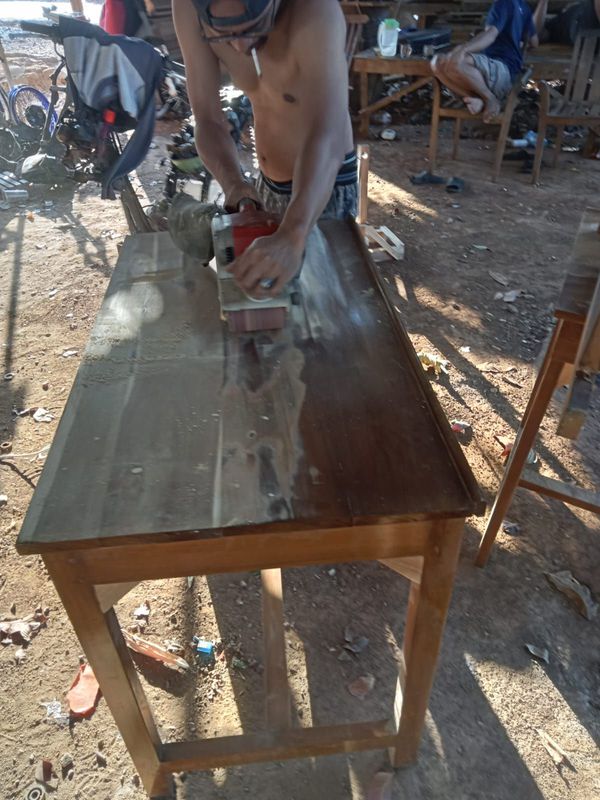 Service & Reparasi meja kayu.