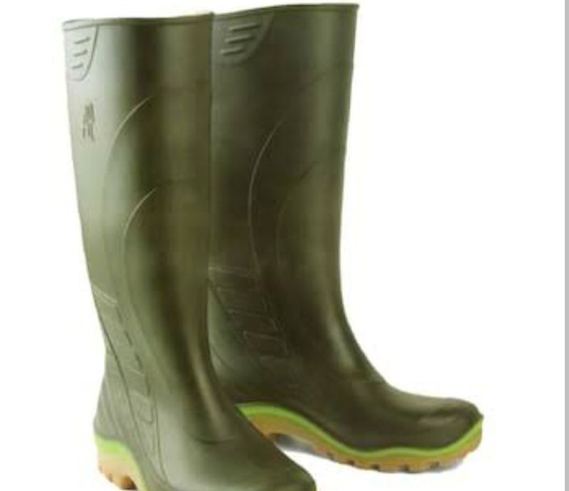 Sepatu boots bahan karet