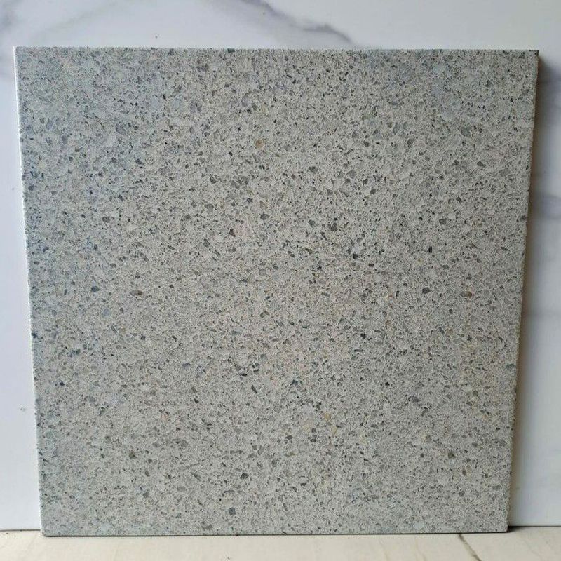 Memasang lantai ubin PC abu-abu ukuran (40 x 40) cm