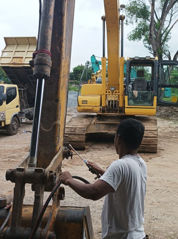 Jasa Perbaikan Alat Excavator PC 200-8 Long Arm
