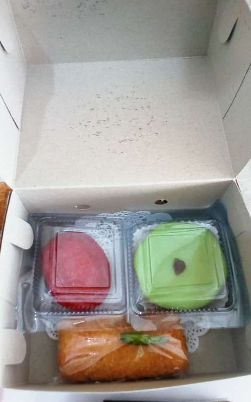 Snack box ( kue basah +air mineral 220 ml) by Enggal Surabaya