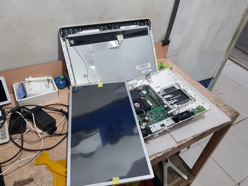Service, Perbaikan dan Penggantian Layar Panel LCD/LED PC AIO