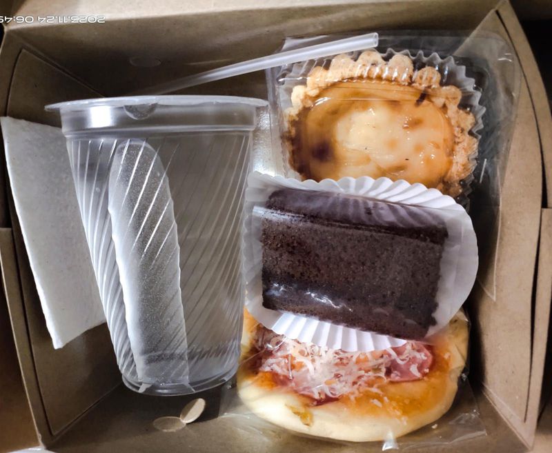 Snack Box 3 Kue + Air Mineral Gelas + Tisu