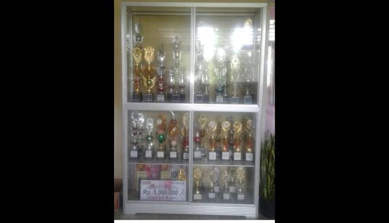 Lemari Etalase Piala