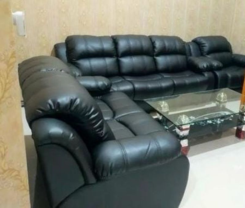 Sofa 1 set Ruang Tamu Bahan Kulit Oscar Full Hitam...