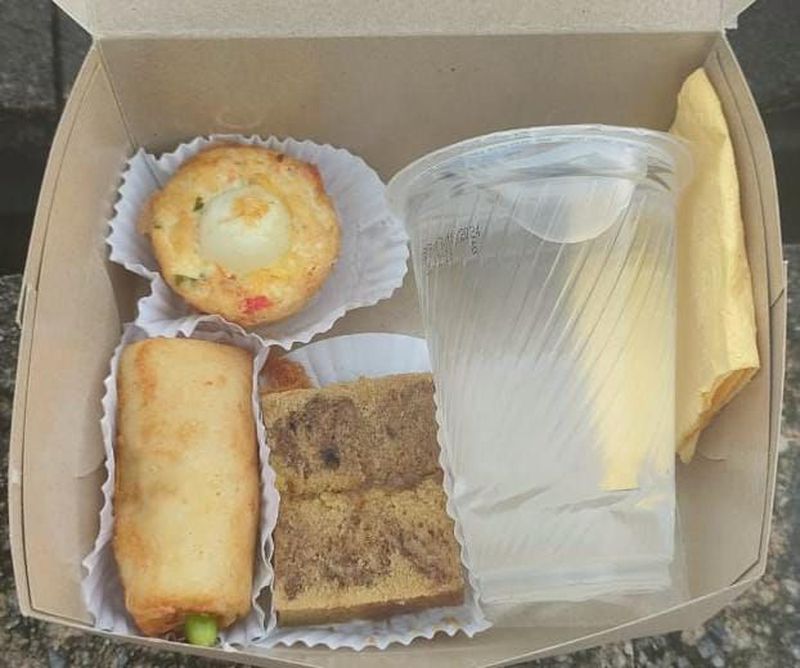 Snack Box - 3 kue + Air Gelas Mineral + Tisu