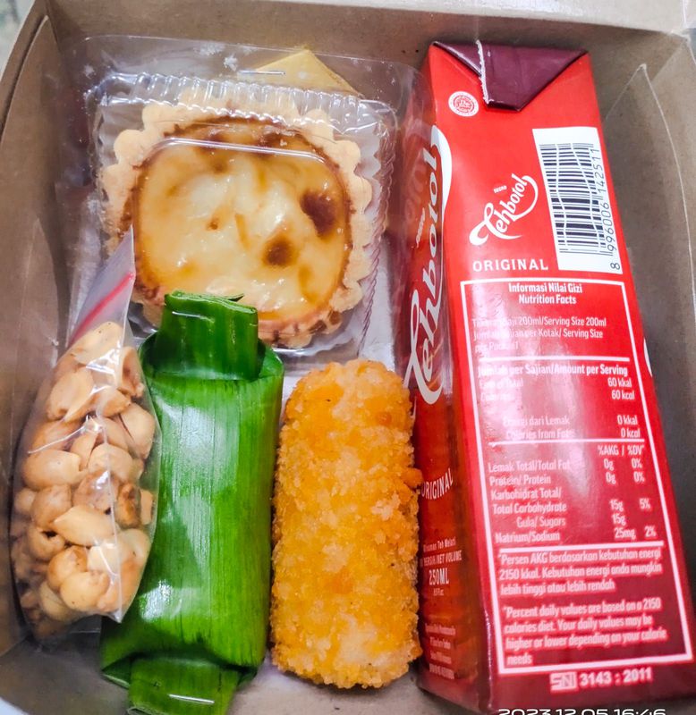 Snack Box Spesial - 4 kue + Teh Kotak 200ml + Tisu