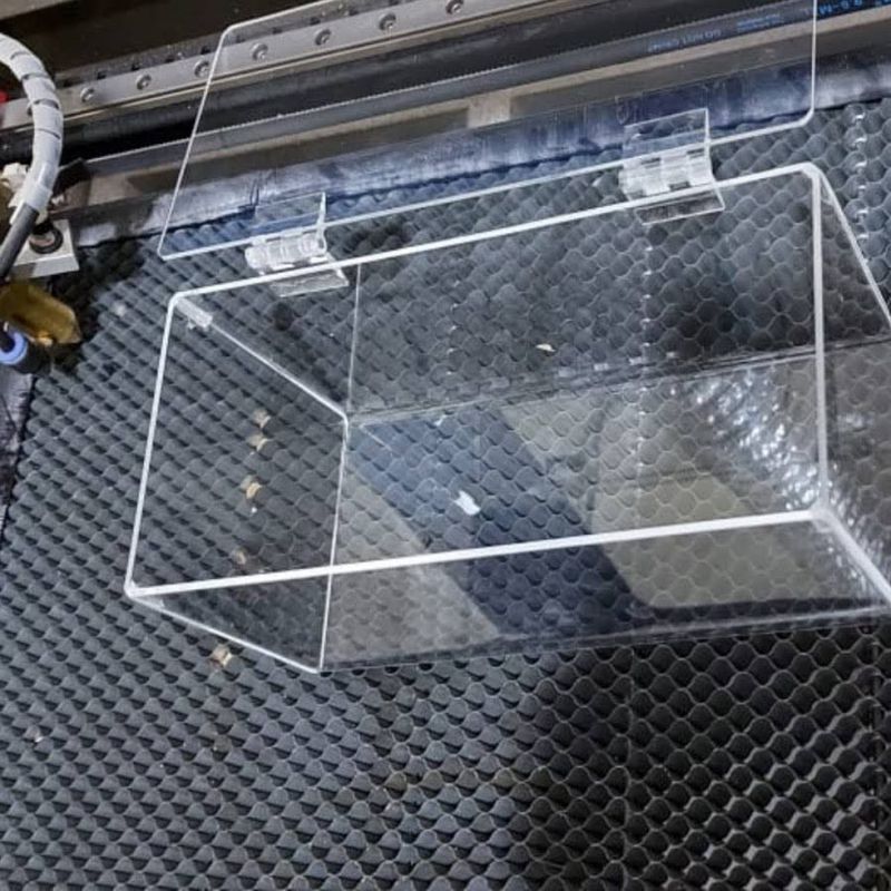 Pemasangan akrilik penutup panel listrik lantai 3