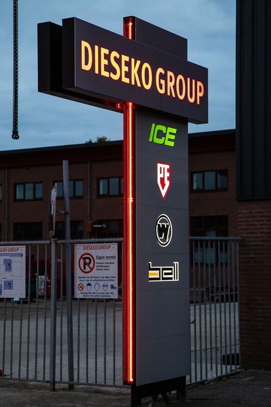 SIGNAGE TOTEM / PYLON SIGN - 1