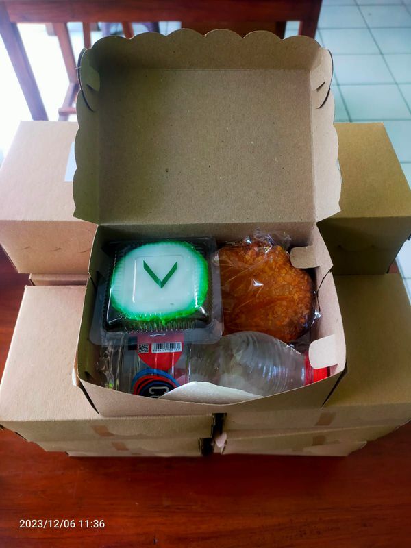 Snack box ( 2 kue basah, 1 air mineral botol)