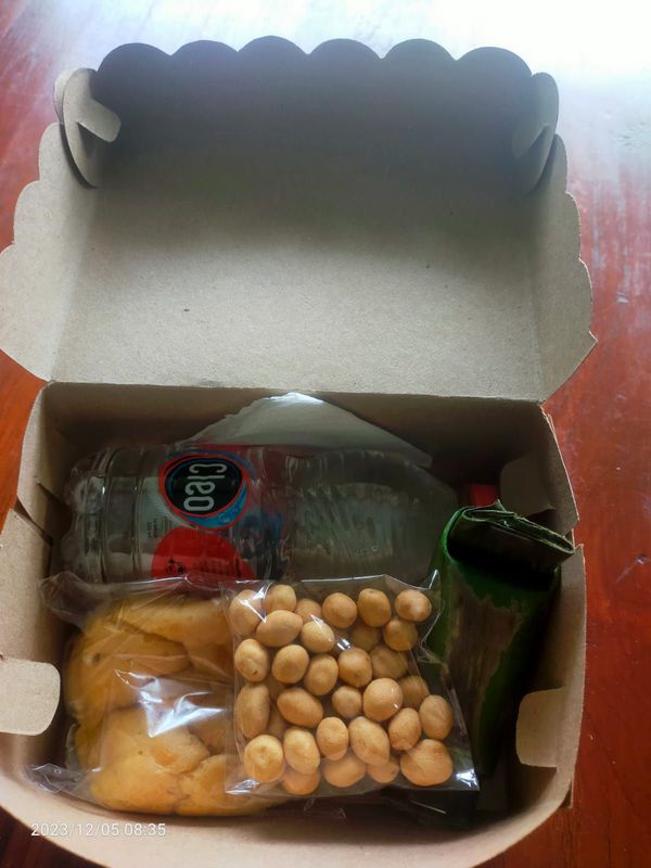 Snack box (kue basah 2, kue kering 1,air mineral botol)