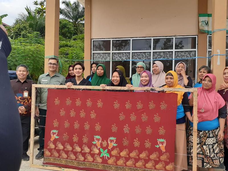 KAIN BATIK KEPALA RUSA DAN BUNGA KARAMUNTING