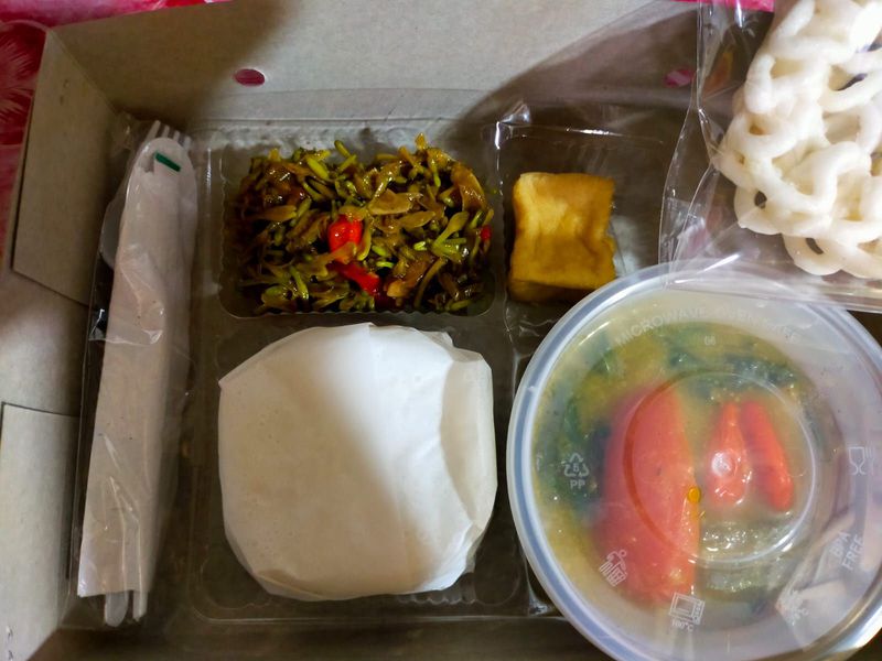Paket nasi box ikan tuna kuah kuning