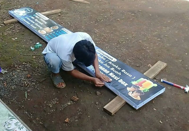 Spanduk 4x1 m bingkai kayu