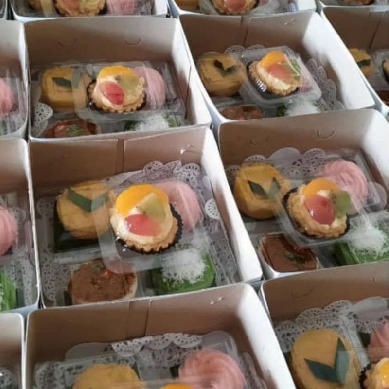 Paket Snack Box di dalam Kotak Makanan Ringan