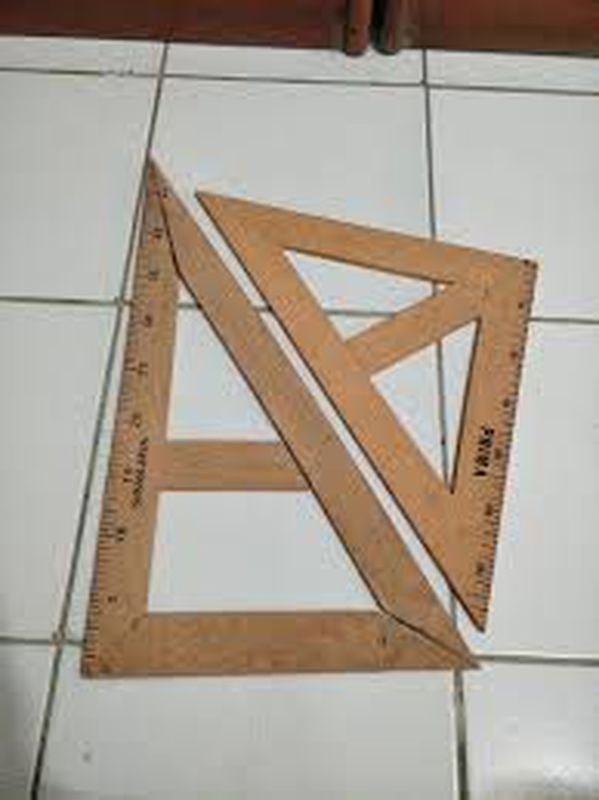 Penggaris Kayu Segitiga