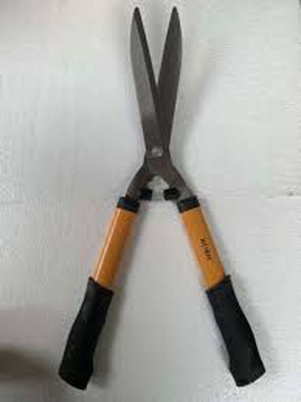 gunting bungan besar