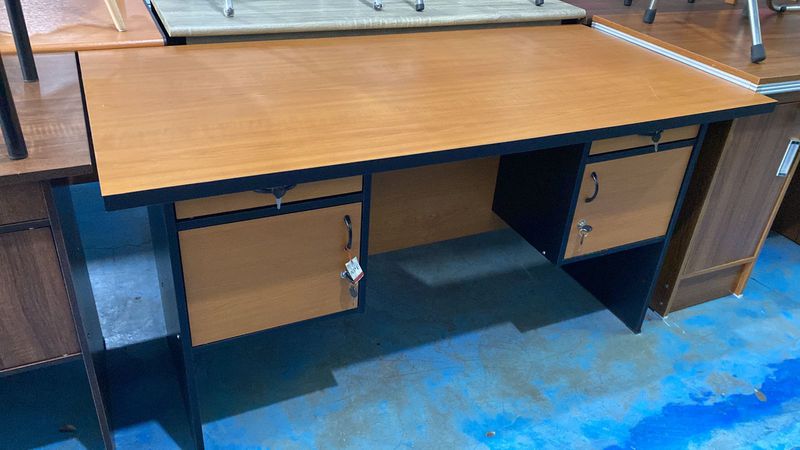 Meja Kantor Tipe 4