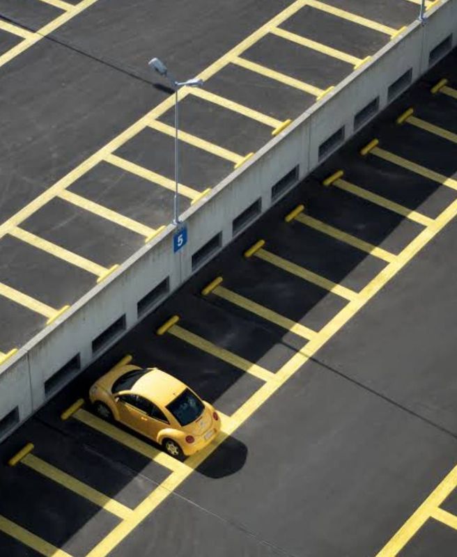 Gambar garis parkir pada lantai beton/paving dengan cat lapangan