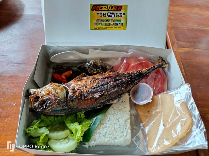 Nasi box cakalang bakar komplit