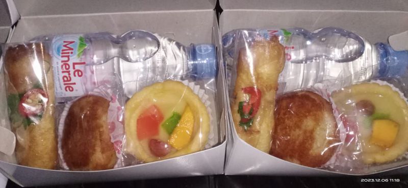 kue box isi 2 minum coklat tig co