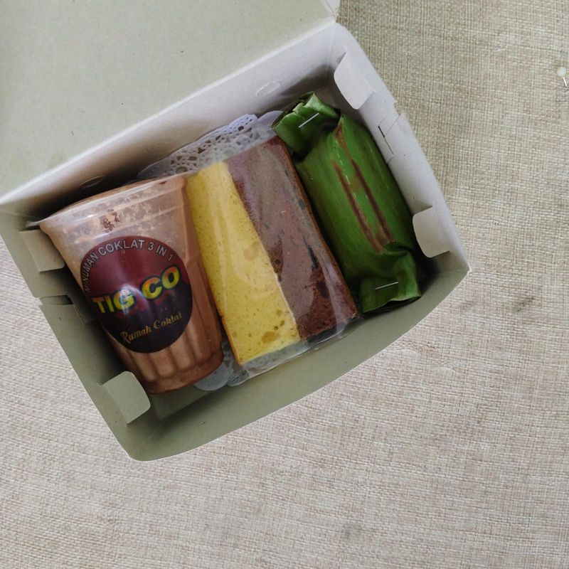 SNACK BOX ES COKELAT