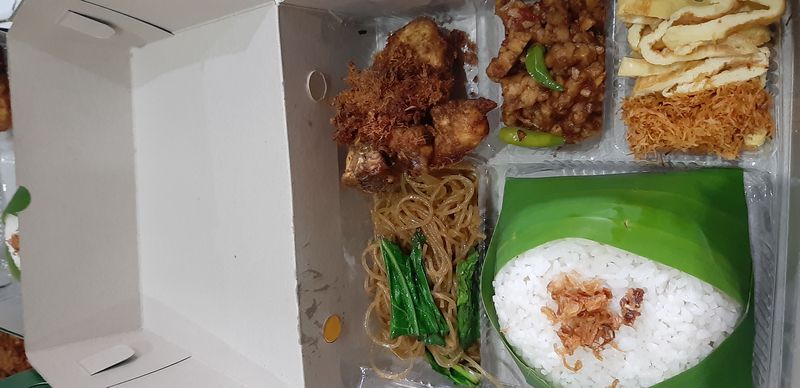 Nasi kotak r8 (nasi uduk)