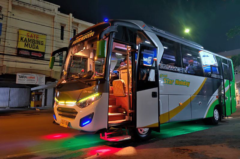 sewa bus pariwisata medium 30 seat