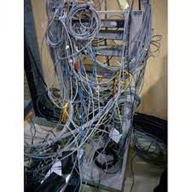 Perapian kabel jaringan di rak server