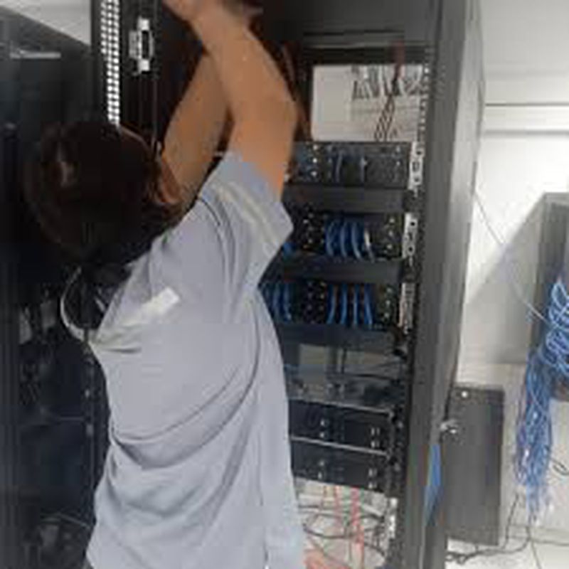 Perapian Kabel Jaringan di Rak Server