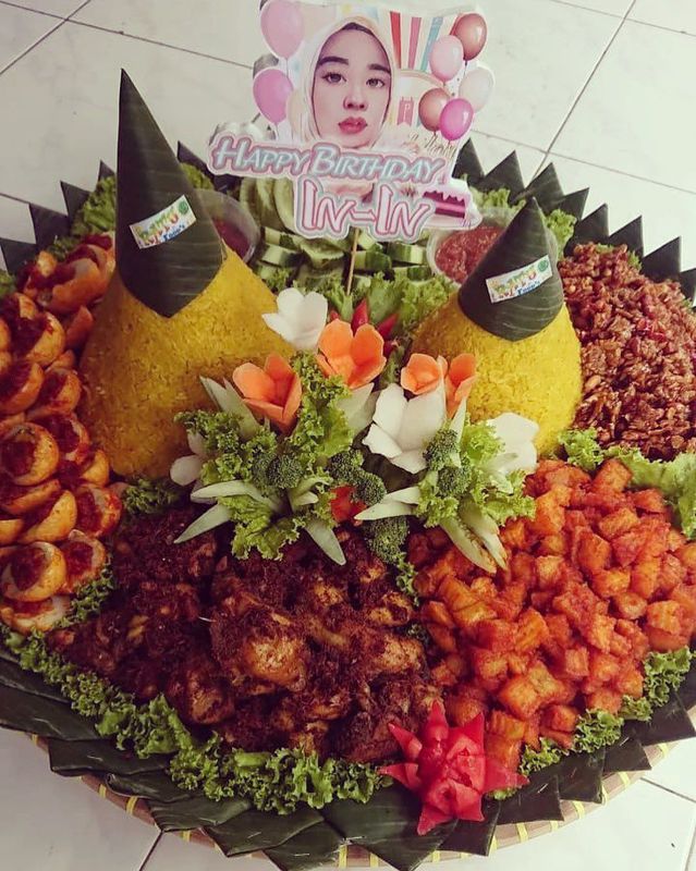 Nasi Tumpeng komplit