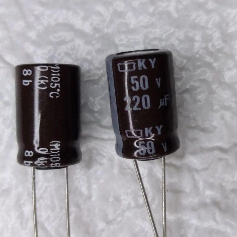 Capasitor 220 µF/50 V