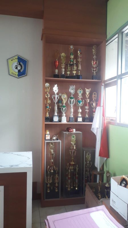 Lemari Rak Piala HPL