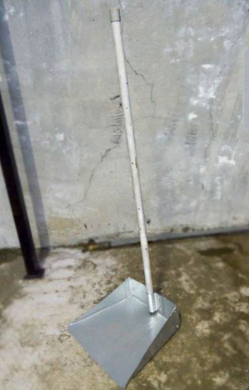 Cikrak/ Pengki Seng gagang kayu