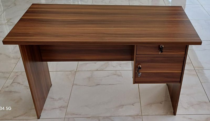 MEJA KERJA WARNA COKLAT