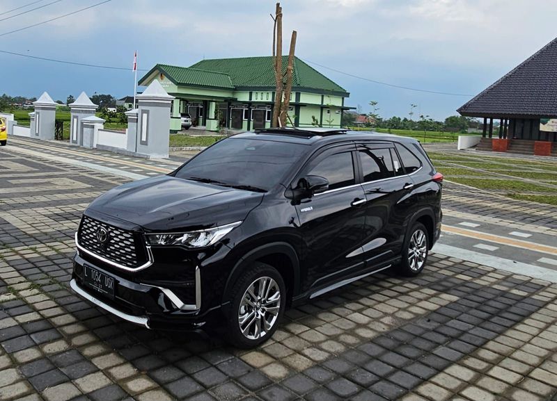 Sewa Bulanan Innova Zenix Hybrid type G A/T