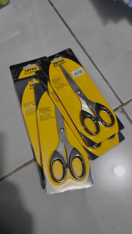 gunting ukuran sedang