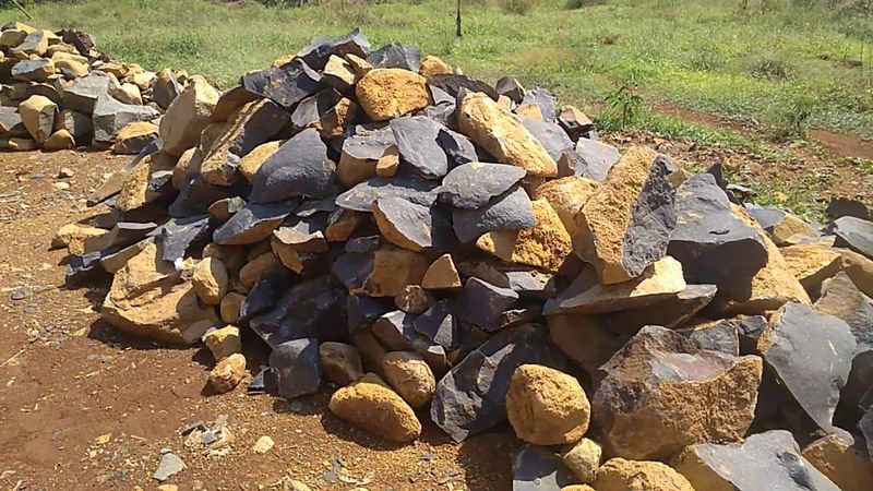 Batu belah (quarry - lokasi pekerjaan)