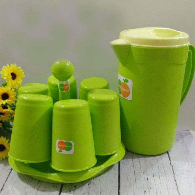 Gelas dan teko plastik